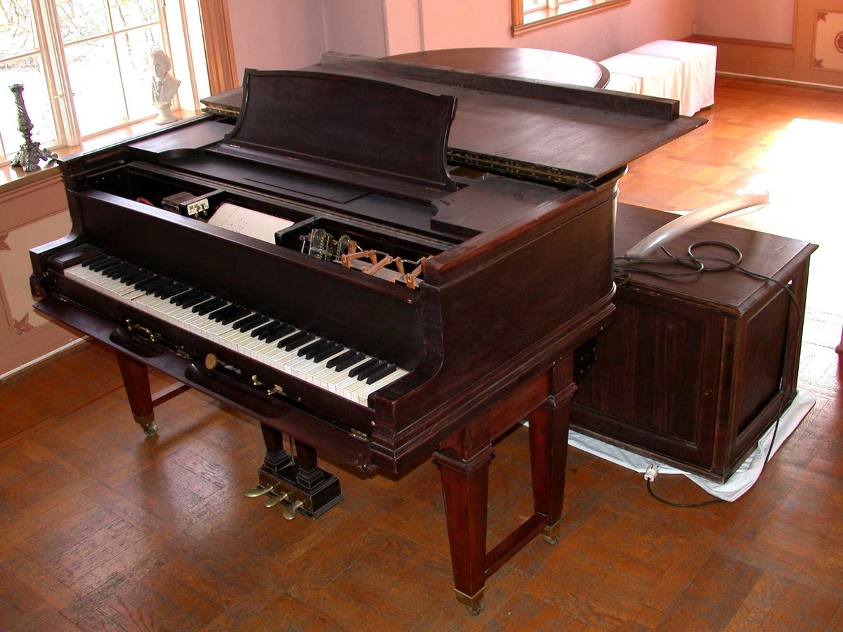 Reproduserende flygel - Ringve Musikkmuseum / DigitaltMuseum