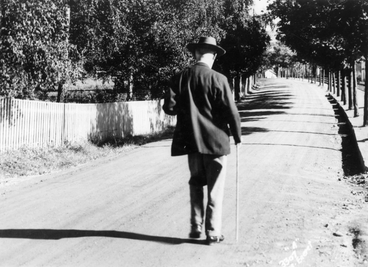 Kunstneren og maleren Edvard Munch fotografert av Anders Beer Wilse i ...