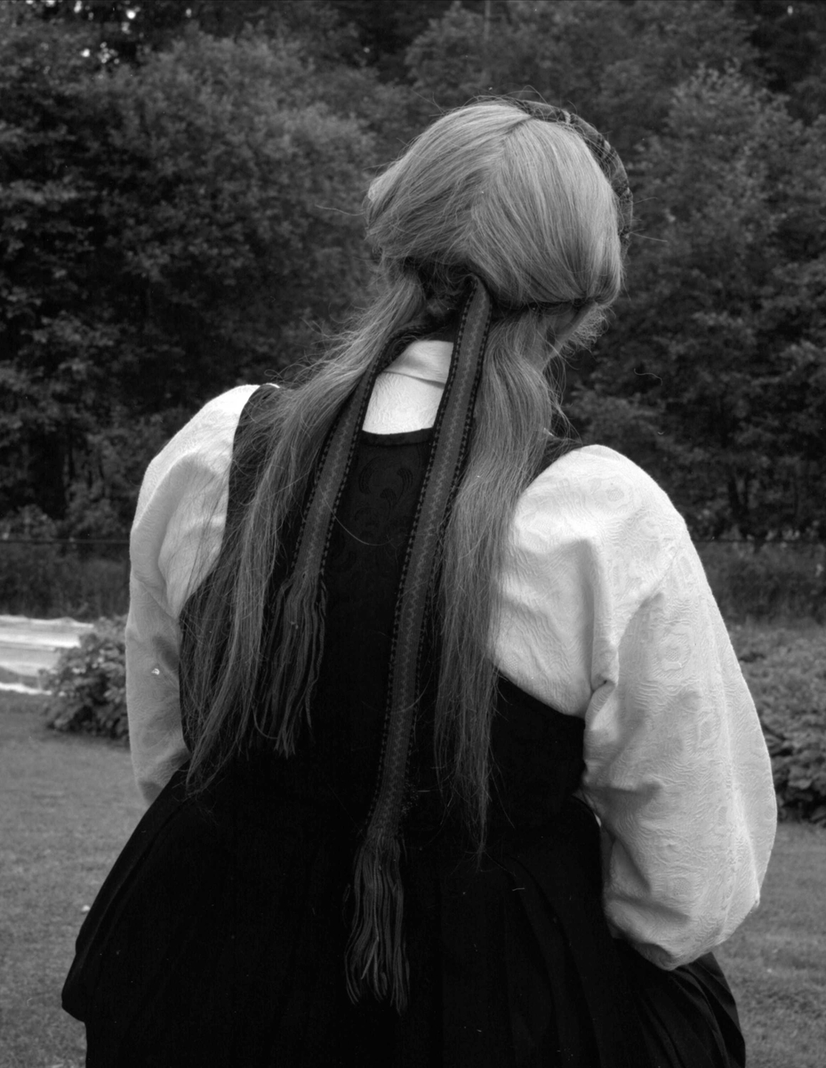 Anne Solberg, Heddal, Aust Telemark, viser hvordan hårvipping utføres ...