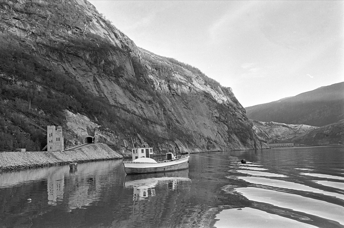 Glomfjord, Meløy, 1965. Landskap med industribygnung og båter. - Norsk ...