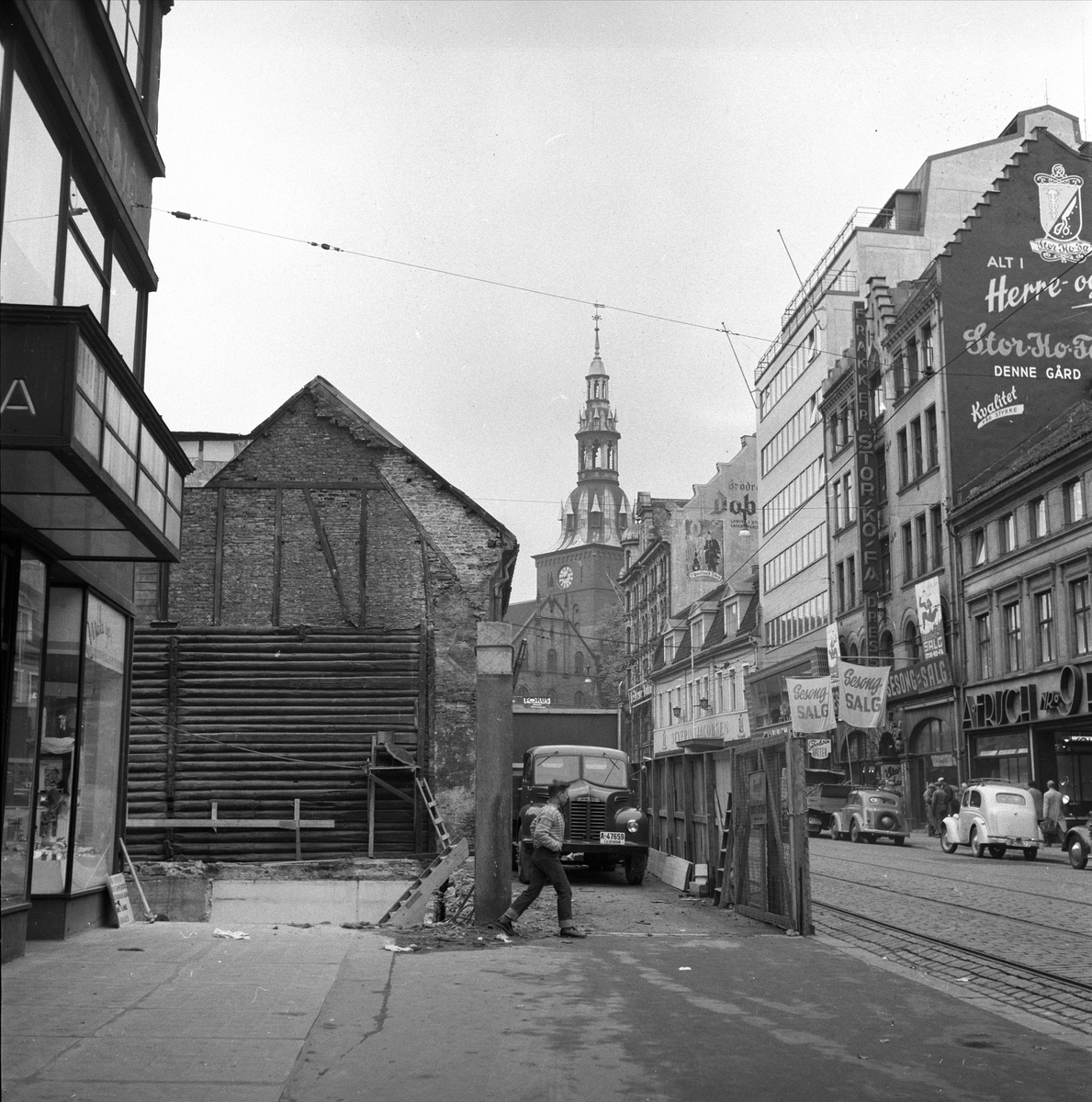 Storgata, Oslo, oktober 1958. Gatebilde med bygninger og trafikk ...