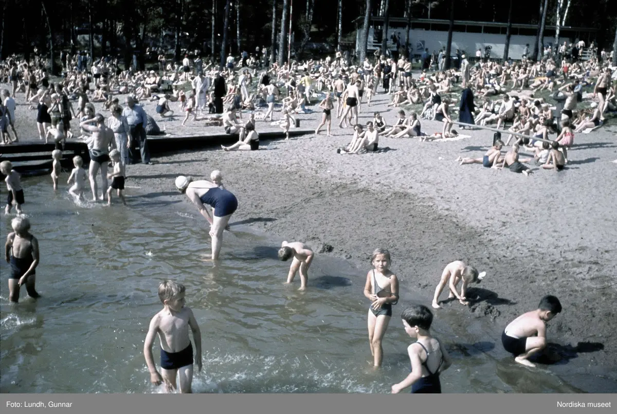 Badstrand, tätt med solbadande. - Nordiska museet / DigitaltMuseum