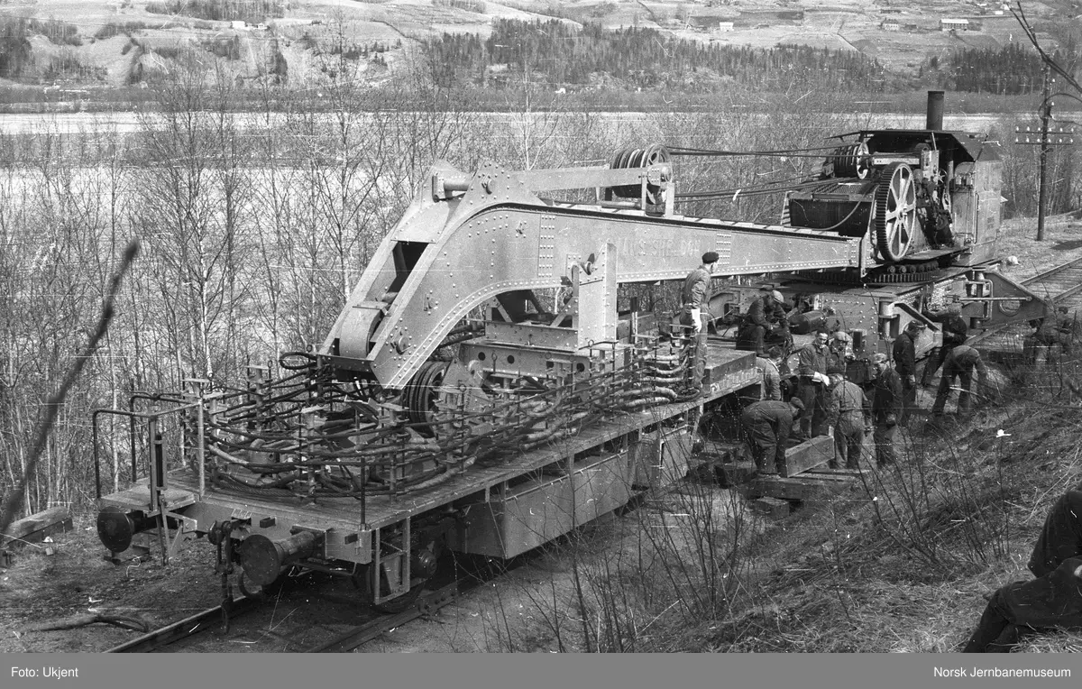 NSBs dampdrevne kranvogn Rk 1270 Gullkalven ved km 229 mellom Losna og Sjoa i forbindelse med ...