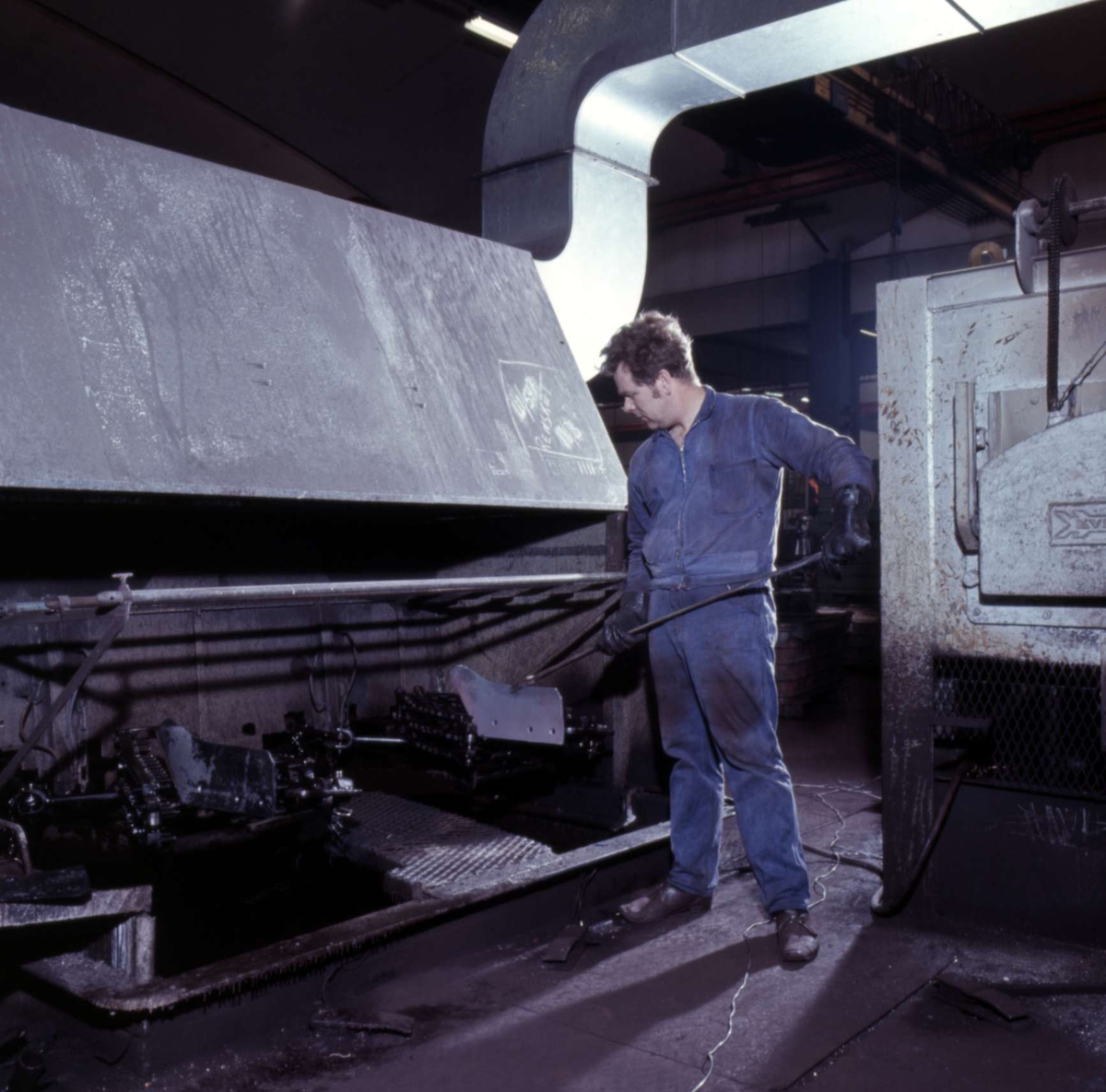 Kverneland fabrikk, produksjonen og fabrikken: arbeider ved herding ...