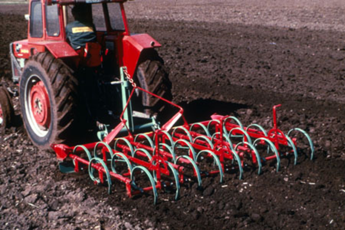 Kvernelands fabrikk, framvisingsserie. Harving med Kultisvans ...