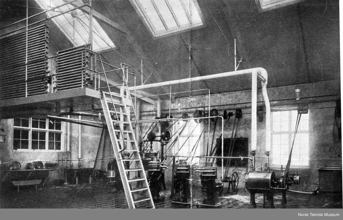 Fabrikkinteriør, med stige og remdrift. - Norsk Teknisk Museum ...