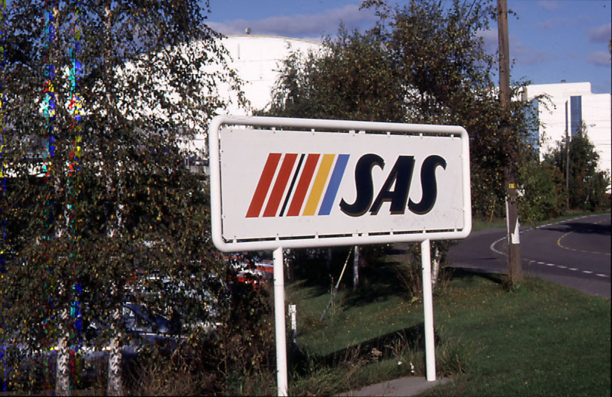 Lufthavn, 1 skilt på flyplassområdet tilhørende SAS. 1 hangerbygning i ...