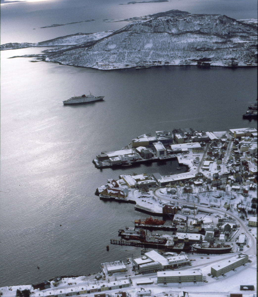Flyfoto av Harstad. - Sør-Troms Museum / DigitaltMuseum