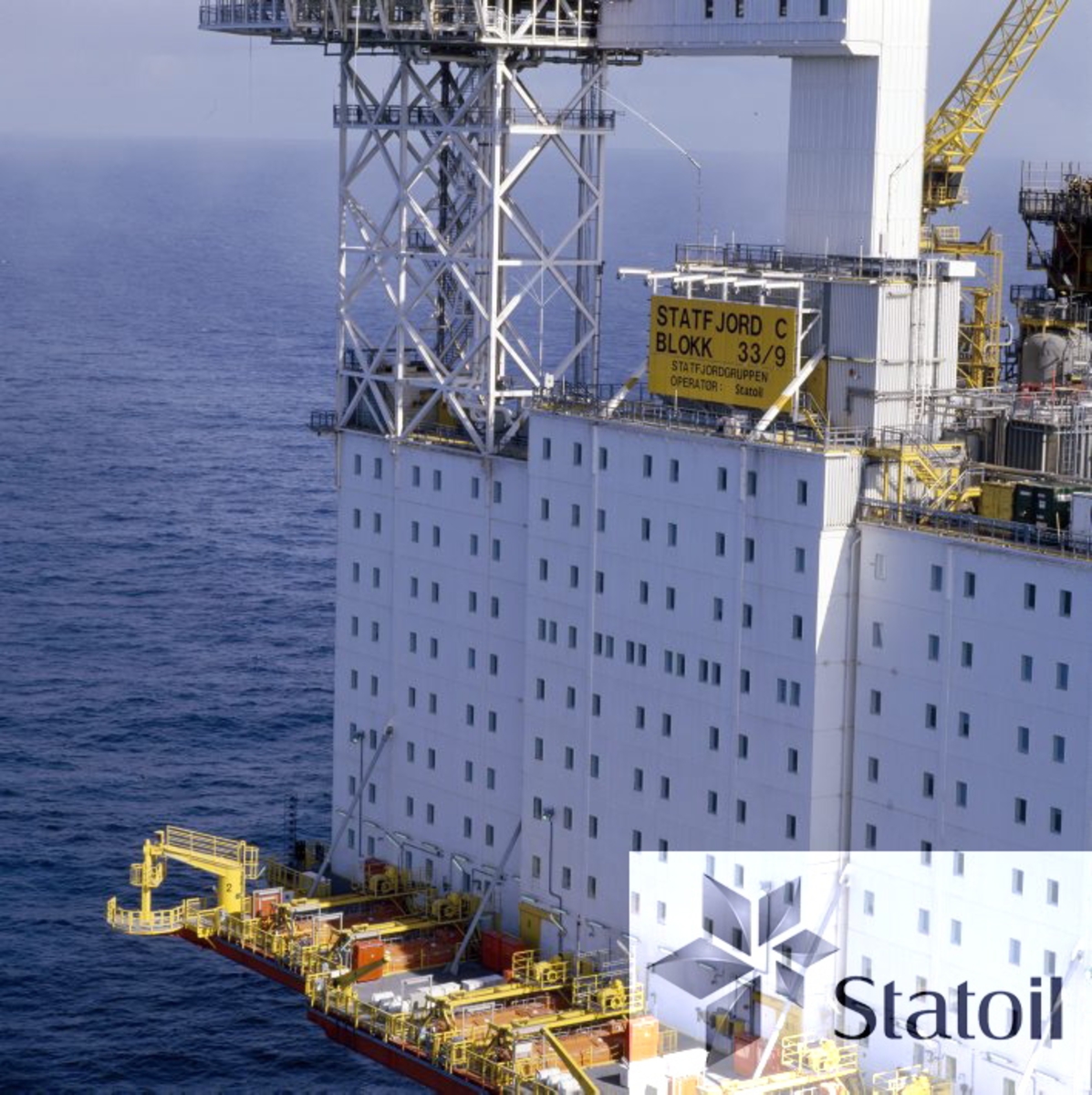 Statfjord C med bl.a. boligkvarter og livbåtstasjoner. - Norsk Oljemuseum / DigitaltMuseum