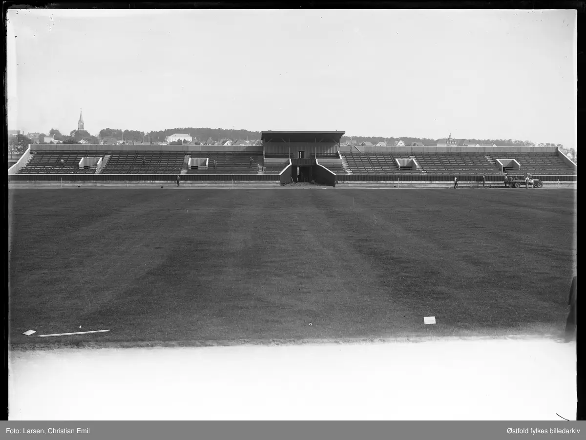 Sarpsborg stadion med gressmatte og tribuner, 1930.. Bygd i 1930 ...