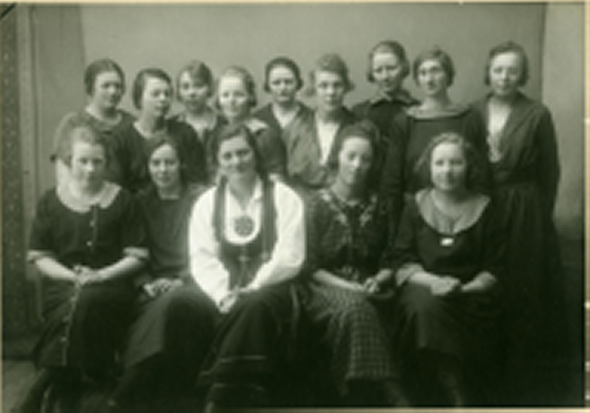 Elevar og lærarinne ved Vevskulen på Gol i 1918. 1.rekkje frå v.Anne ...