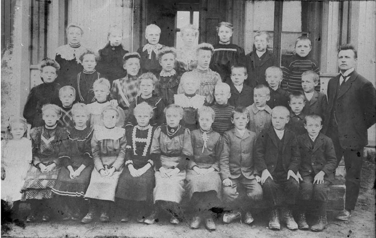 Skolebilde Roven skole. Lærer Karl Paulsen - Museene i Akershus ...
