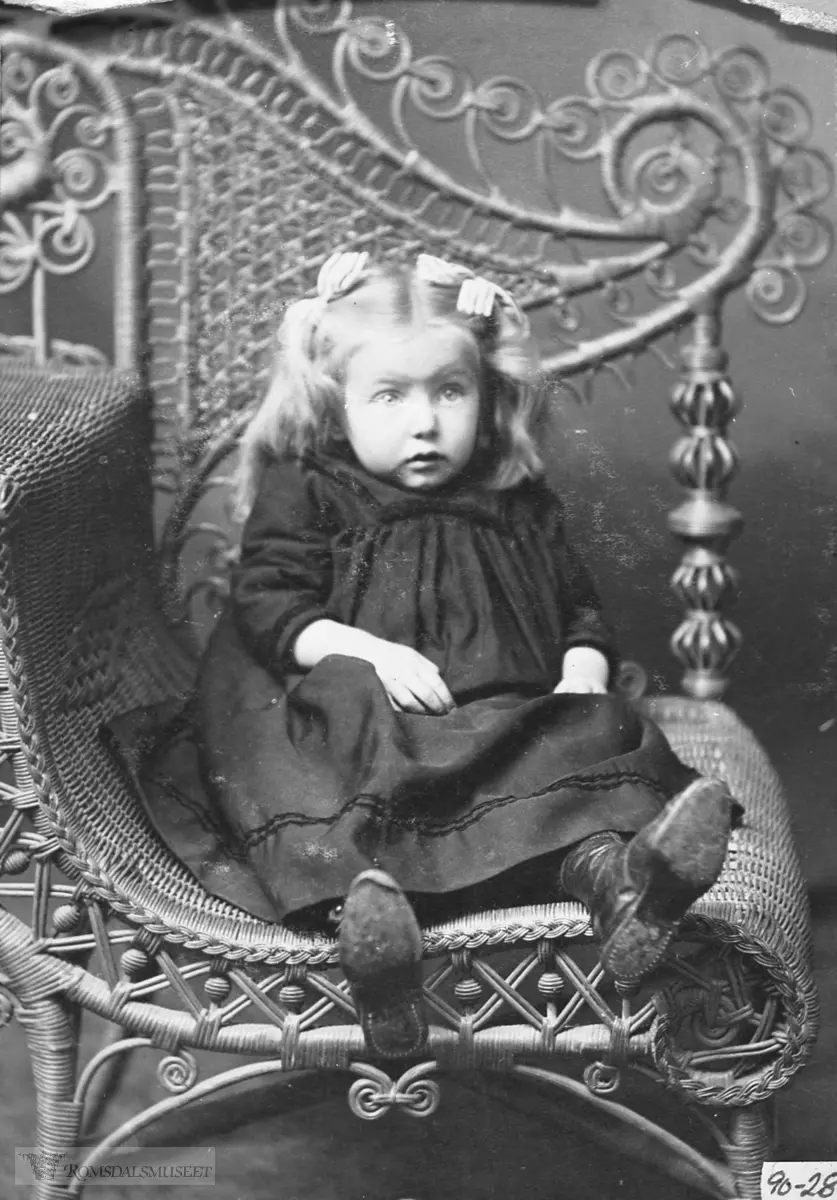 Portrett. Datter til Tea Tronsdatter f.1875 og Hans Olsen Bugge. Tea og ...