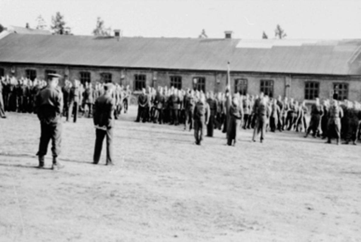 GENERAL OTTO RUGE INSPISERER MILITÆRE ETTER KRIGEN, RIDEHUSET ...