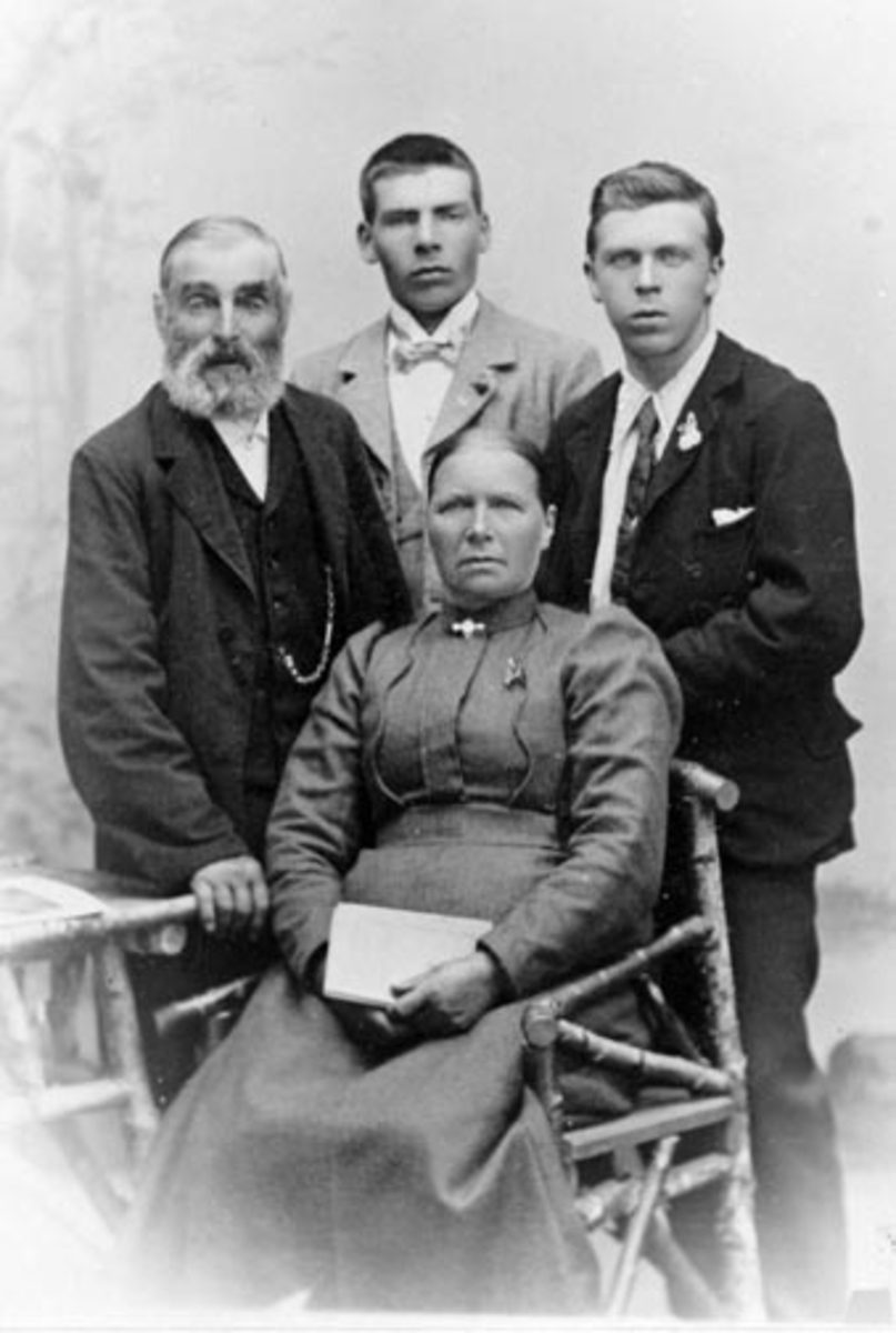 John Asplunds besteforeldre, Anders Asplund (far) f.1881 i midten, til ...