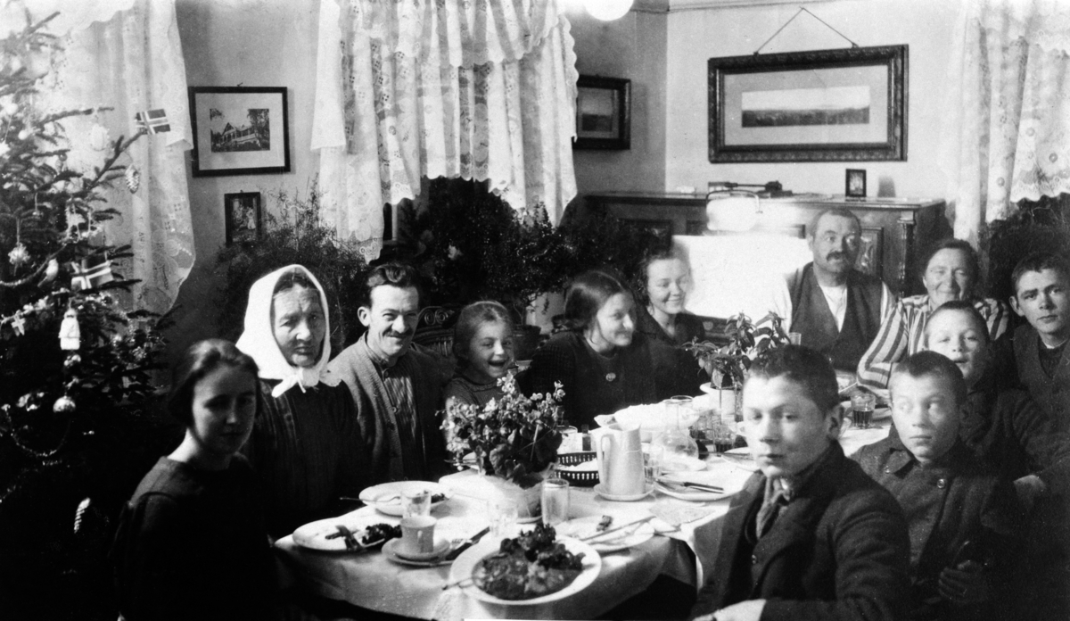Stor Gruppe, familien Alhaug ved bordet Nyttårsaften 1922, interiør ...