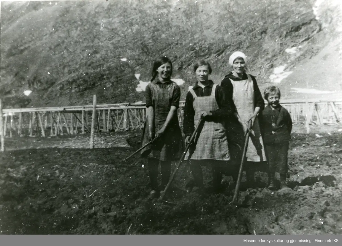 Agnes Mathisen, Johanne Mathisen, Jørgine Mathisen og Åge Mathisen ...