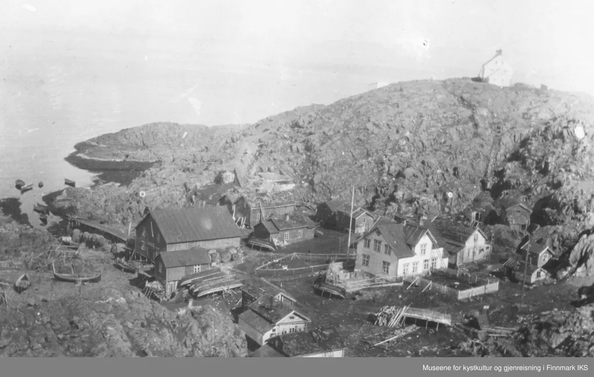 Helnes med bebyggelsen, båter som ligger på land, fiskehjeller og på ...