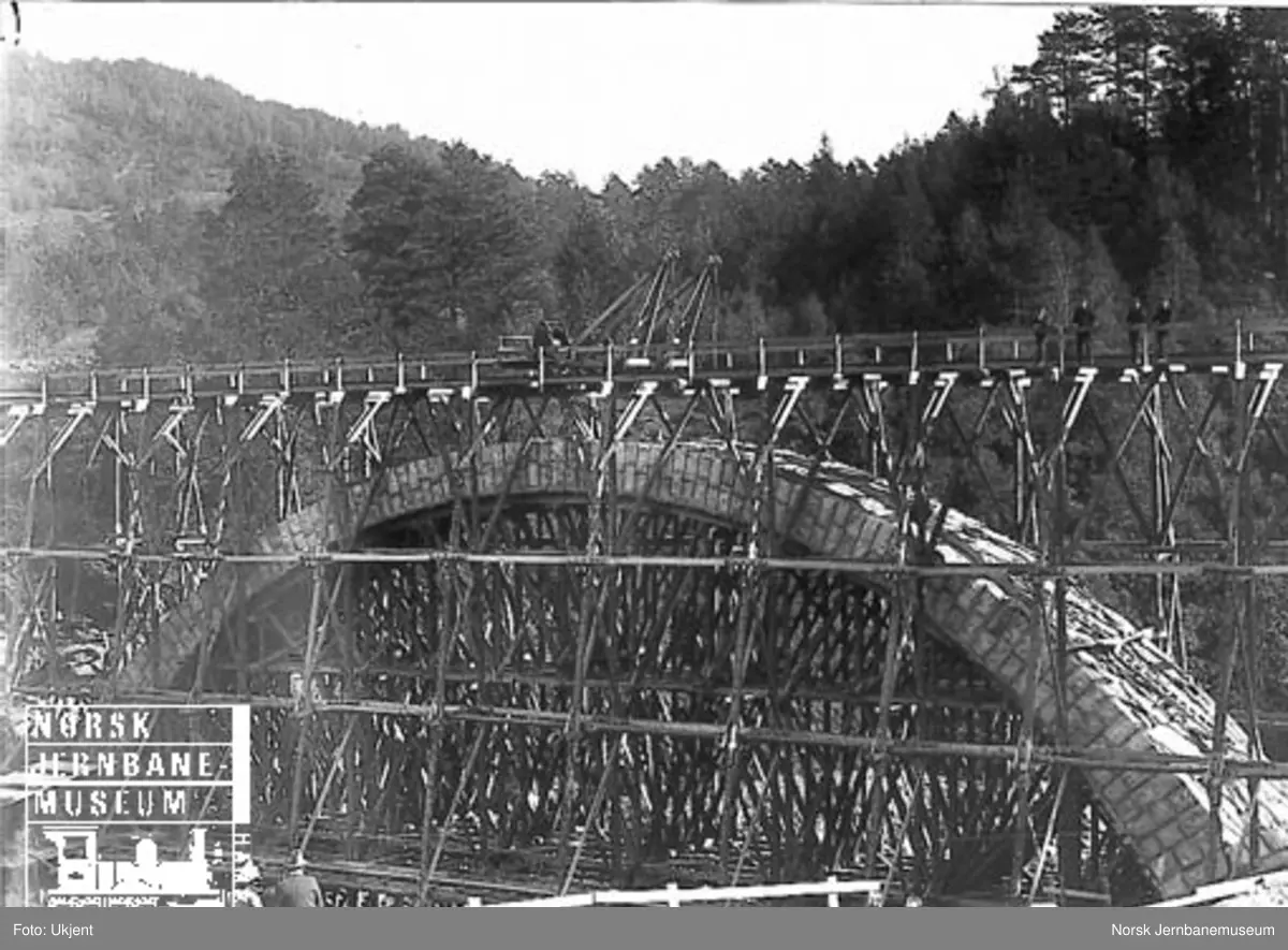 Bygging av bru over Strandeelva - Norsk Jernbanemuseum / DigitaltMuseum