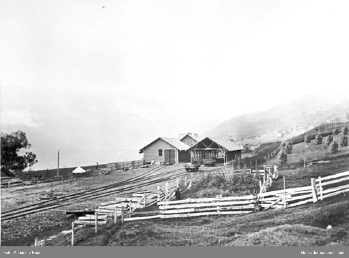 Voss stasjon med godshuset og vognhallen - Norsk Jernbanemuseum ...