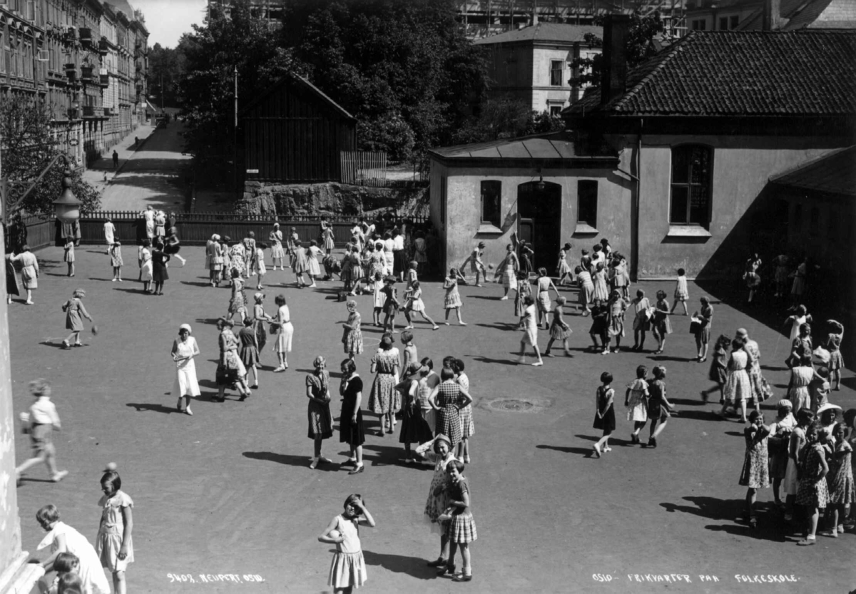 Ruseløkka skole, Oslo. 1932. Skolegård. Frikvarter. Skolebarn ...